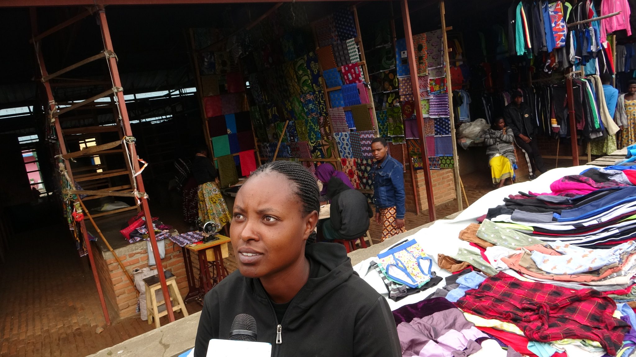 » Musanze: Abarema isoko rya Kinigi nta bwiherero babona bakiherera mu ...